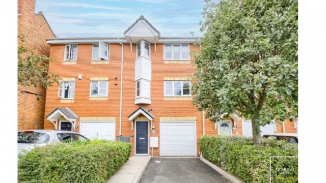 1 bedroom in a 4 bed house in Anderson Road, Smethwick (B66) - House ...