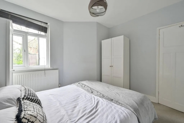 1 bedroom in a 2 bed flat in Kimble Road, London (SW19) - Flatshare ...